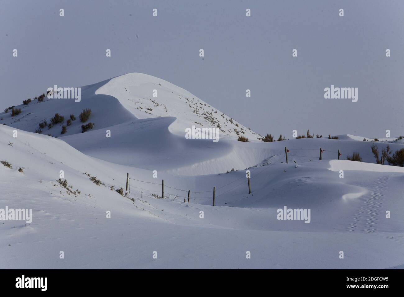 The Tengger Desert ushers in the first snow of this winter and the snow ...