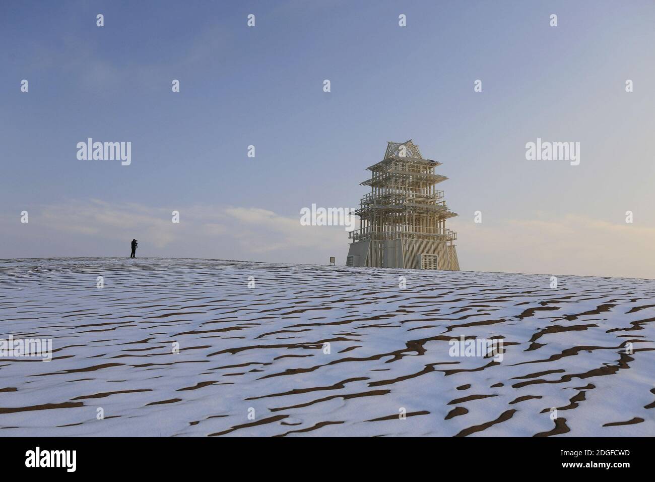 The Tengger Desert ushers in the first snow of this winter and the snow ...