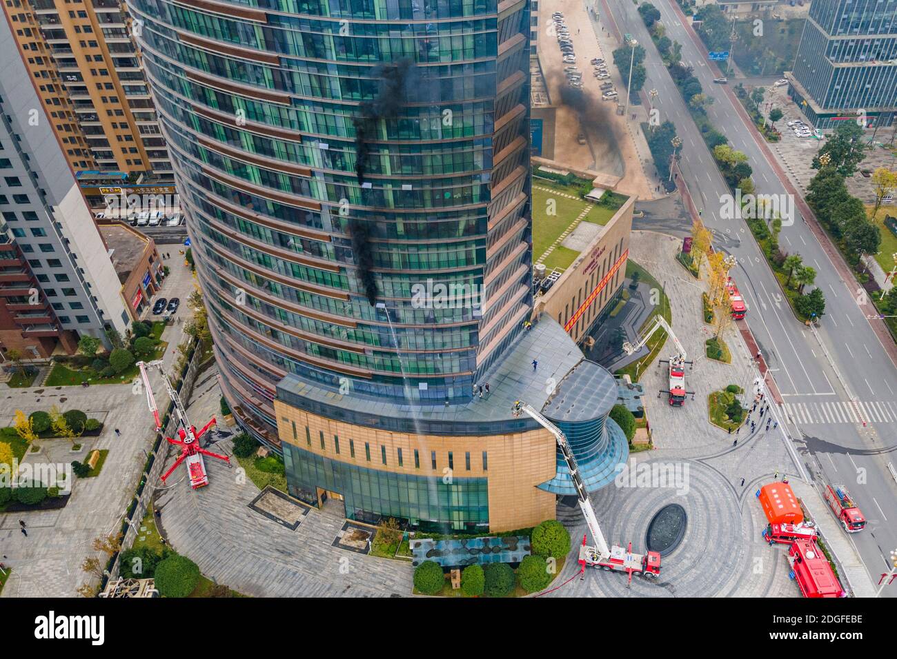 Firefighters from many parts of Hunan Province participate in high-rise ...