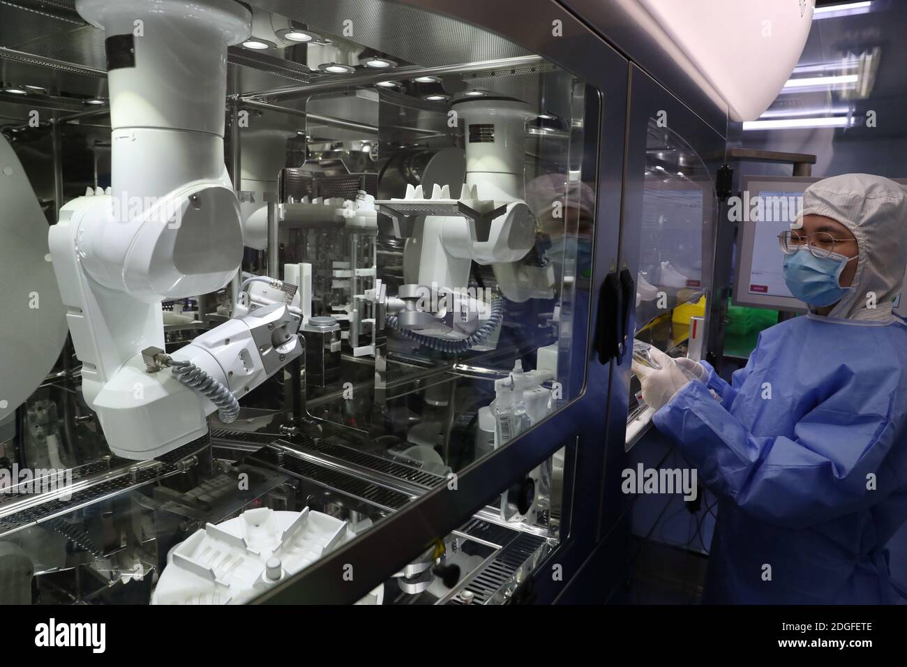 Robot automatically completes the dispensing process and discards ...