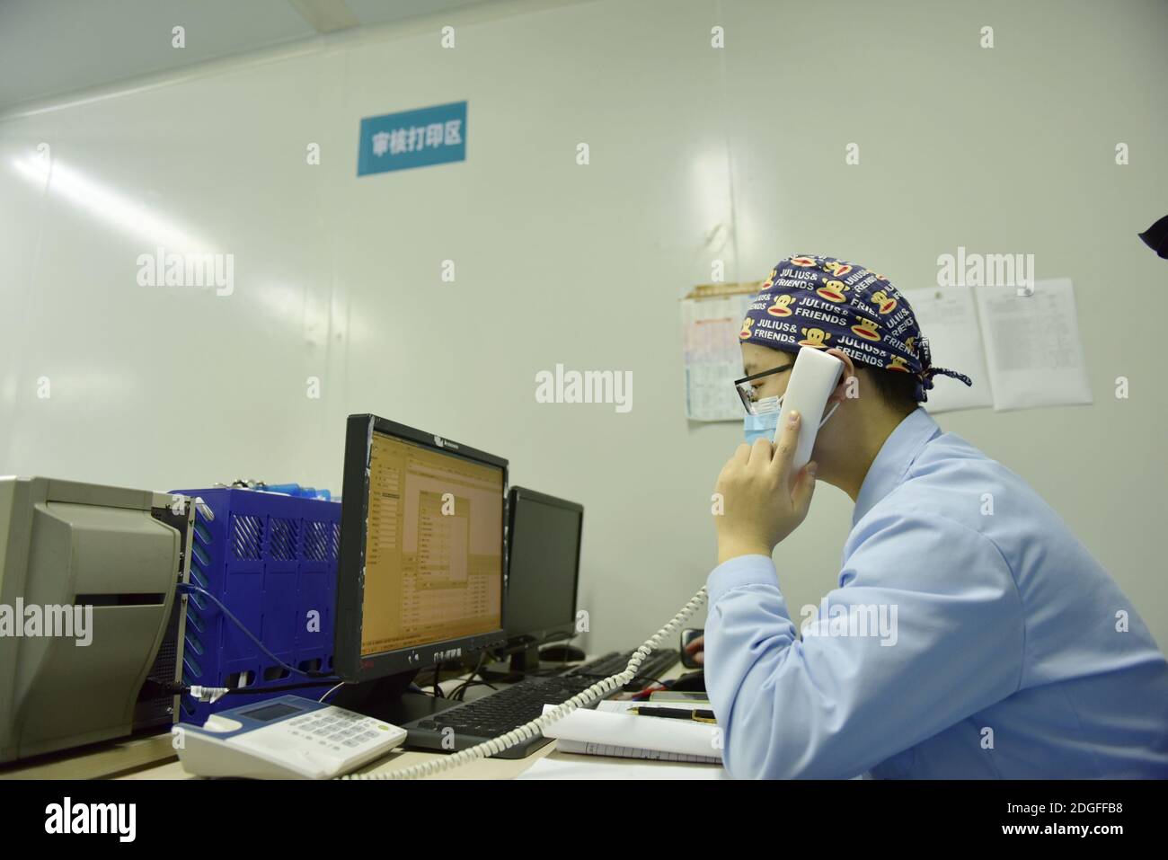 Robot automatically completes the dispensing process and discards ...