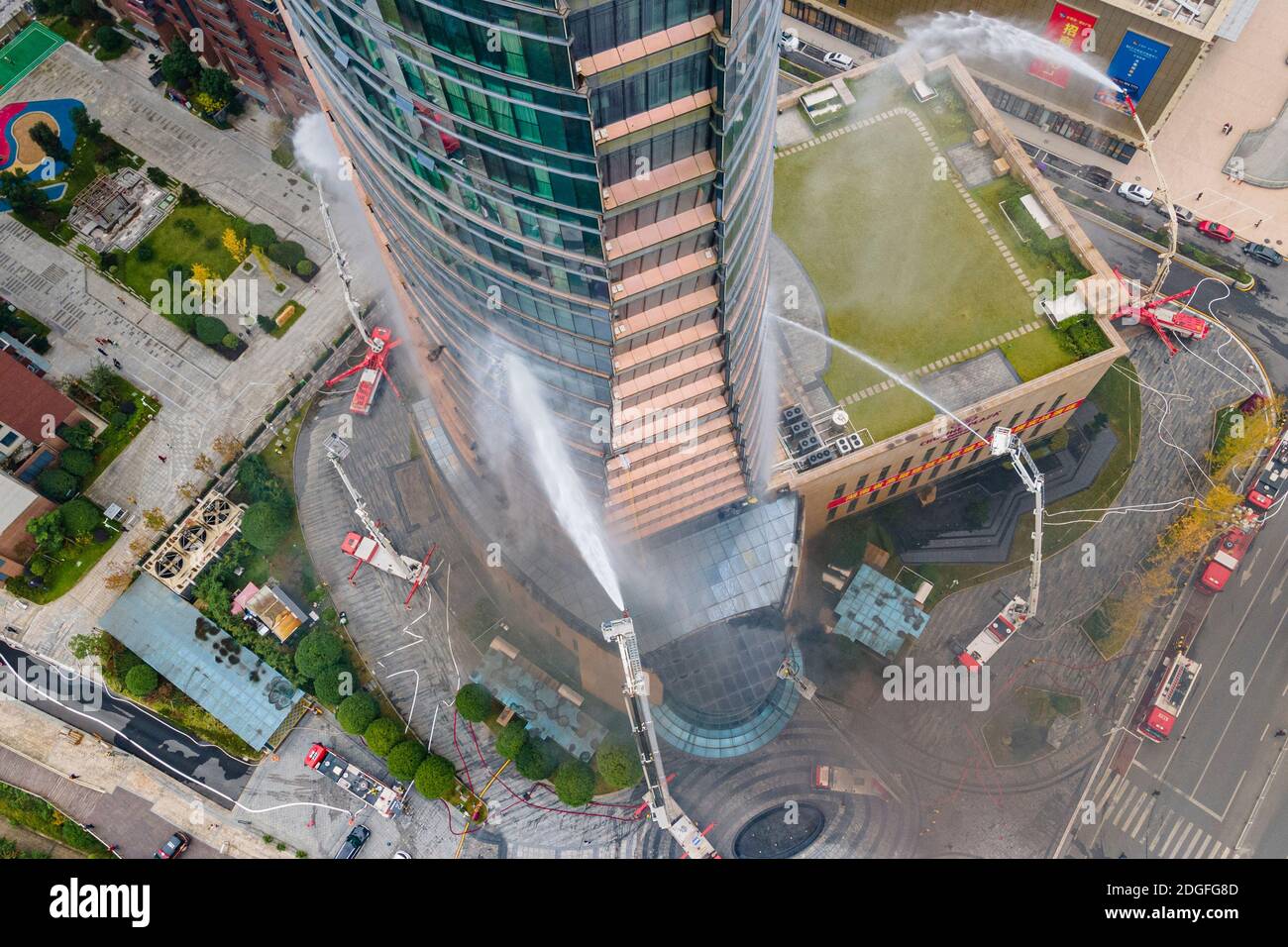 Firefighters from many parts of Hunan Province participate in high-rise ...
