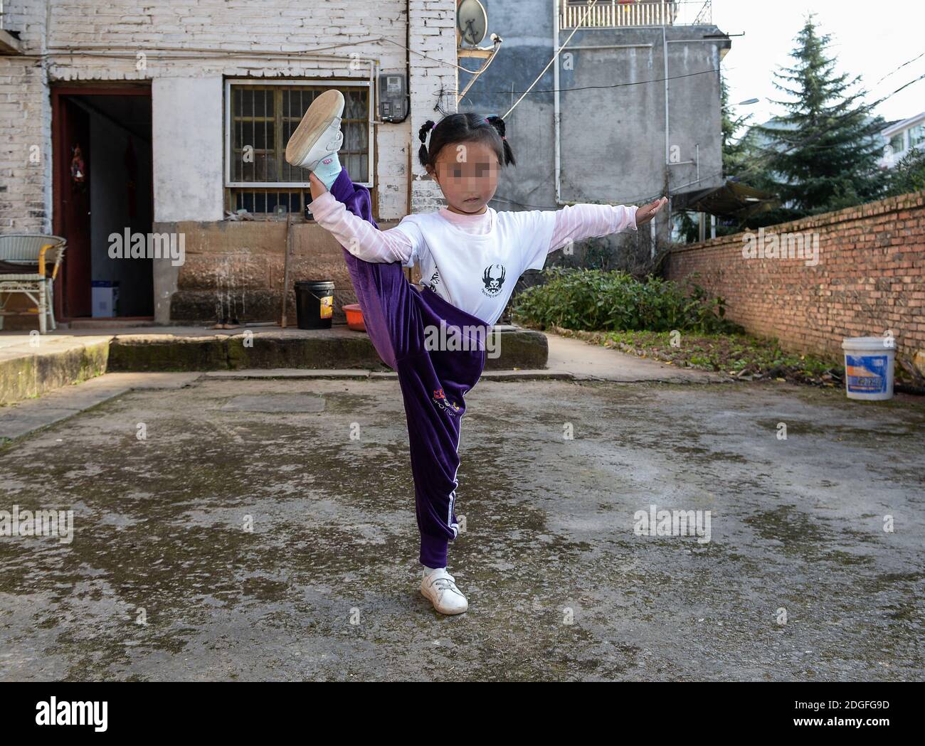 Flip acrobatic hi-res stock photography and images - Alamy