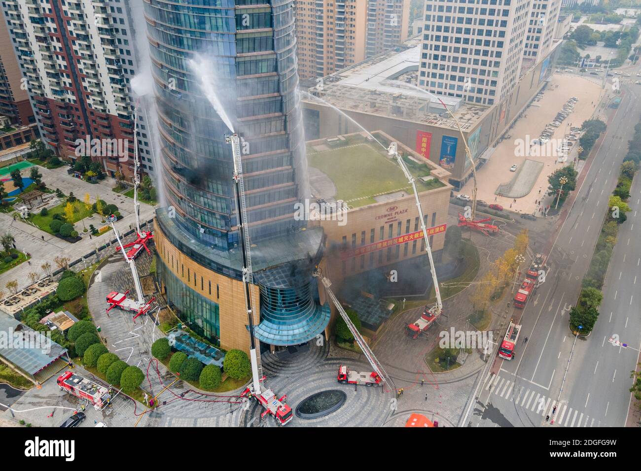Firefighters from many parts of Hunan Province participate in high-rise ...