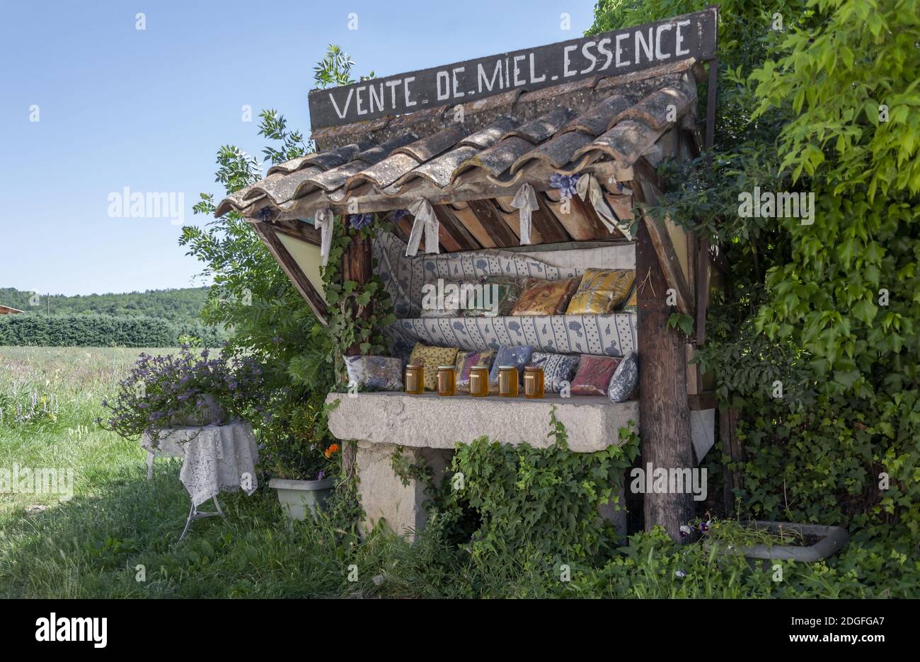 Sales booth hi-res stock photography and images - Alamy