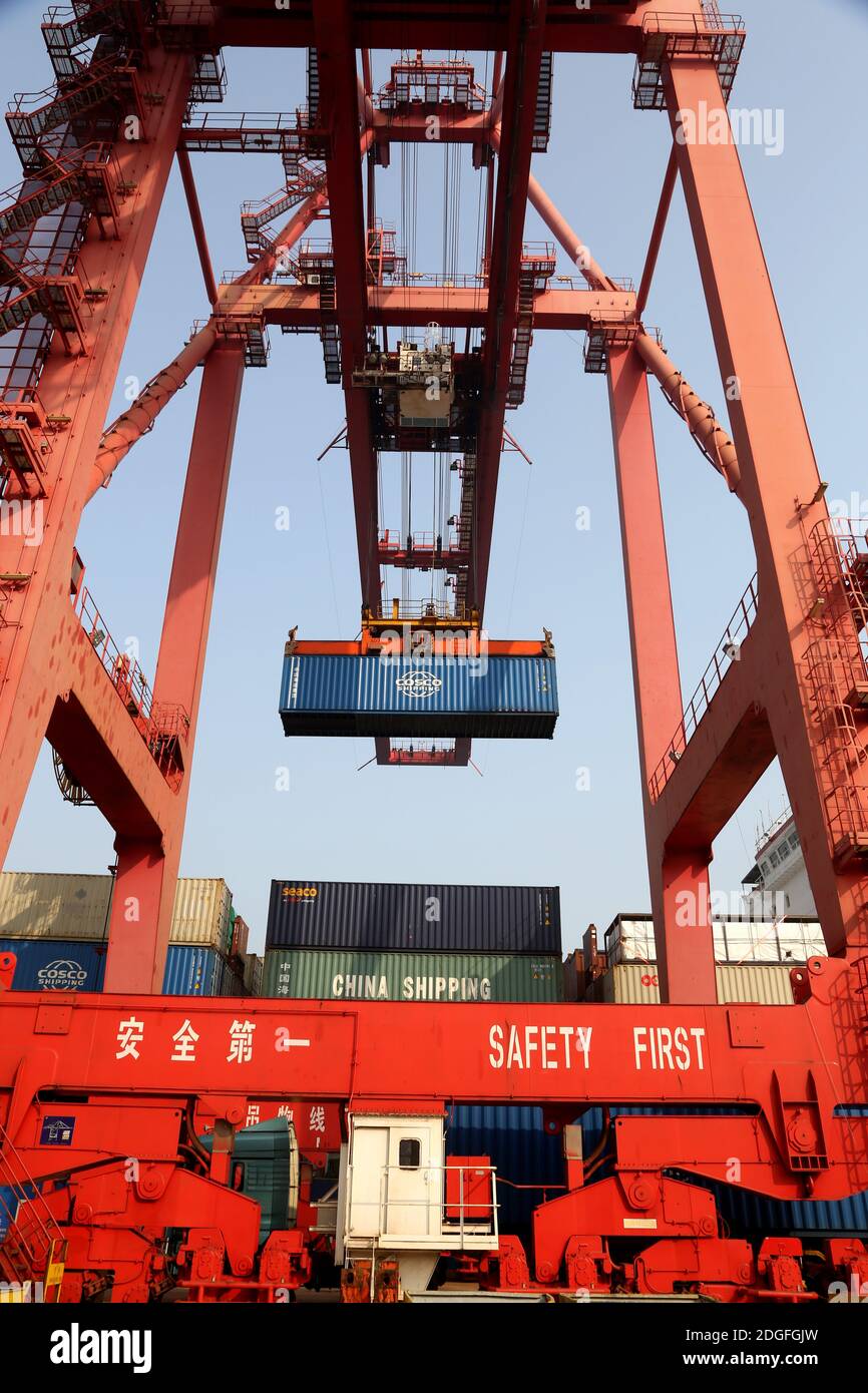 Cranes lift and arrange various containers at the Lianyungang Port ...