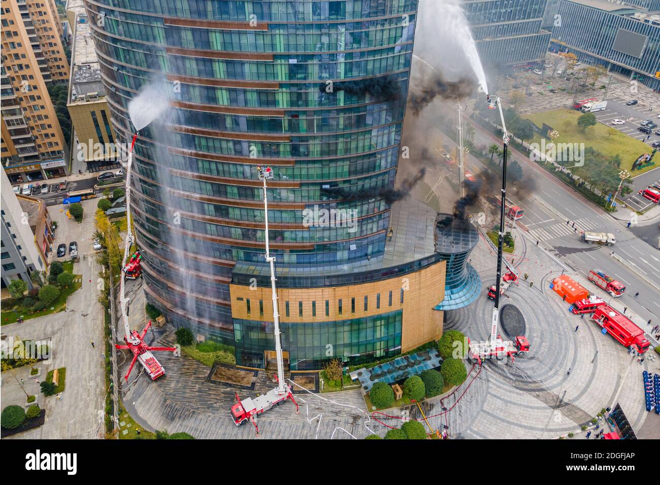 Firefighters from many parts of Hunan Province participate in high-rise ...