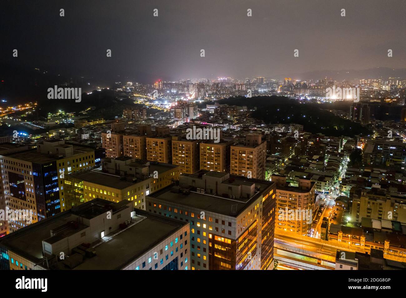 Dark and outdoor skyscrapers hi-res stock photography and images - Alamy