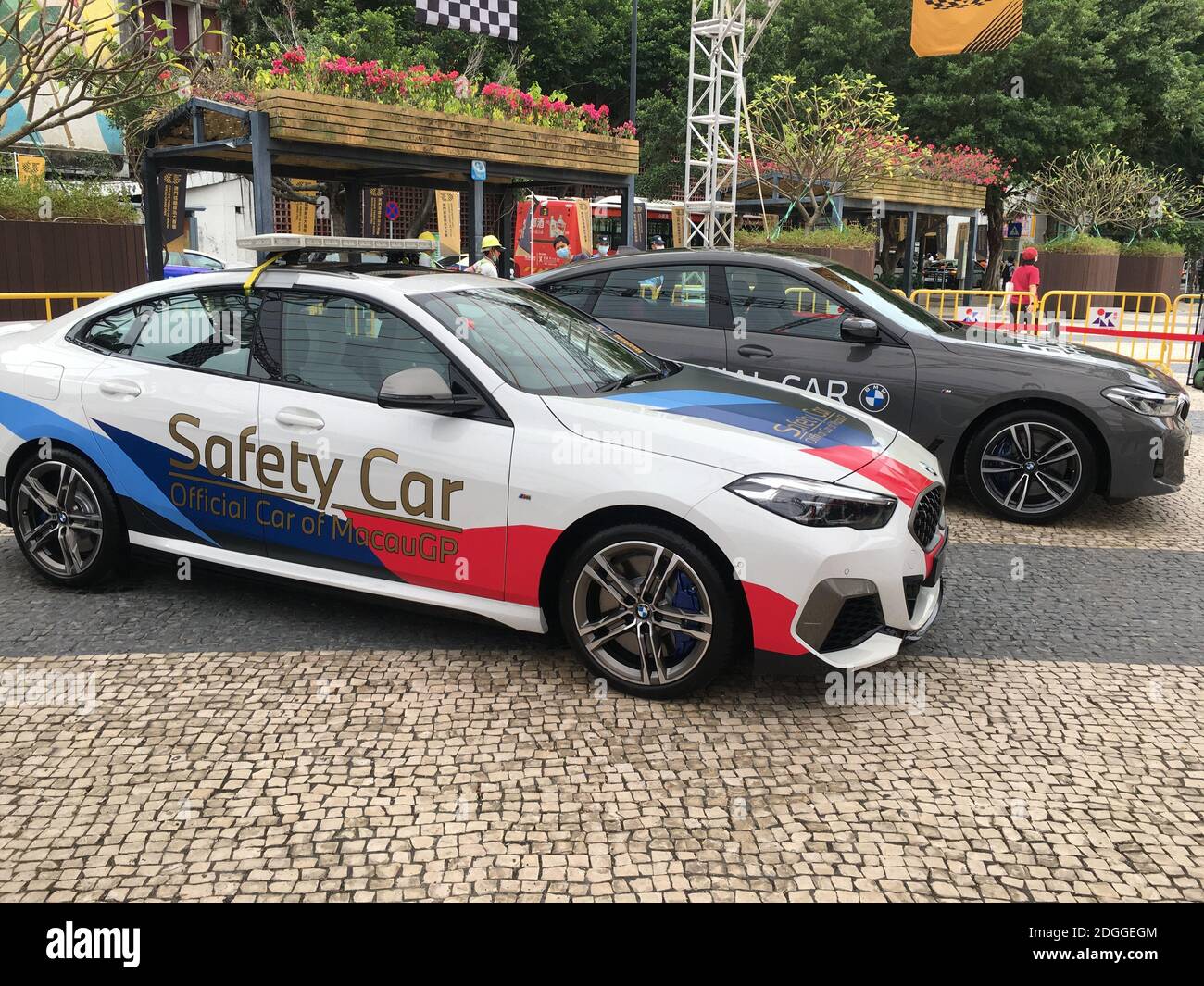 People appreciate the racing cars presented at the 2020 Macau Grand ...