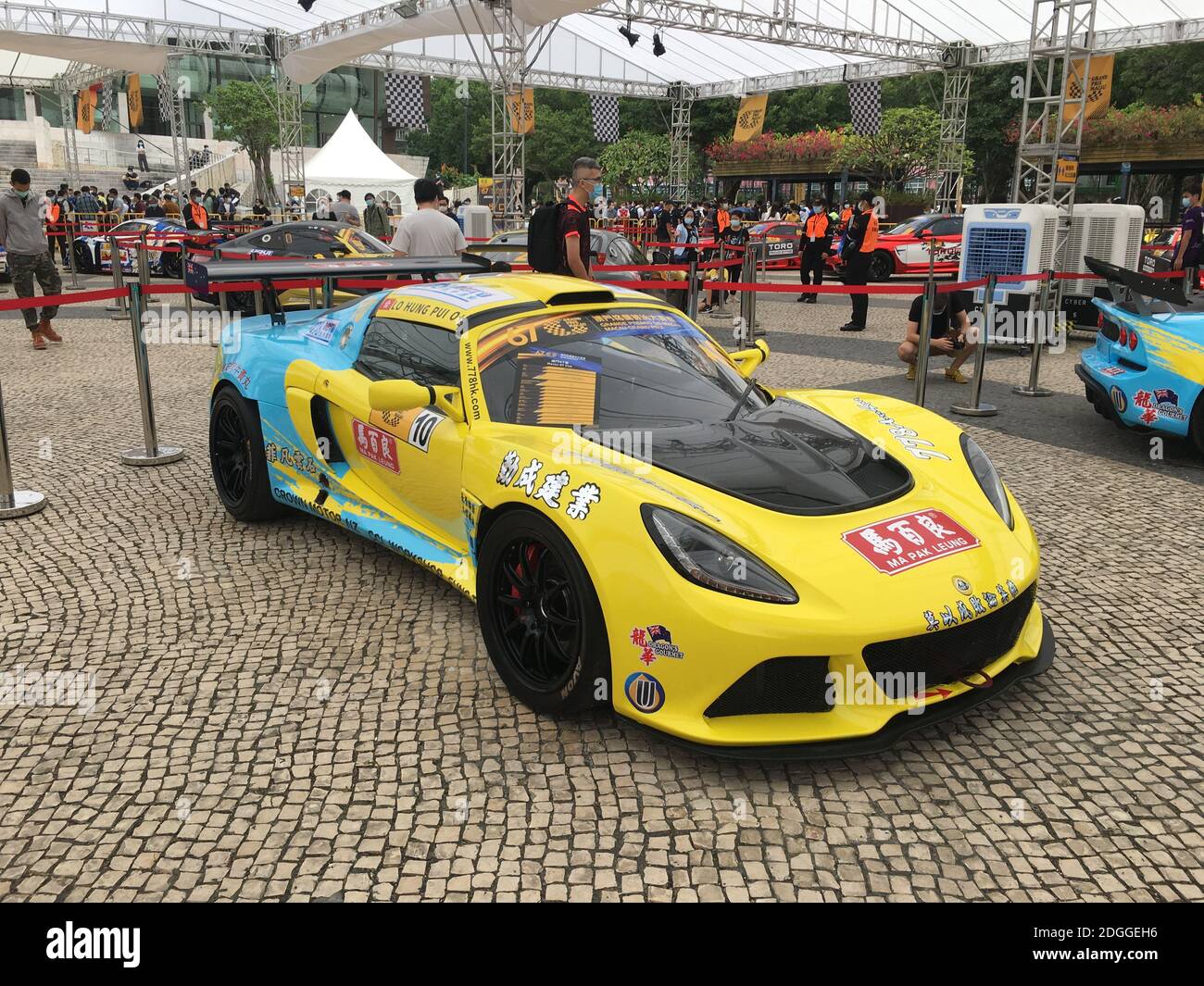 People appreciate the racing cars presented at the 2020 Macau Grand ...