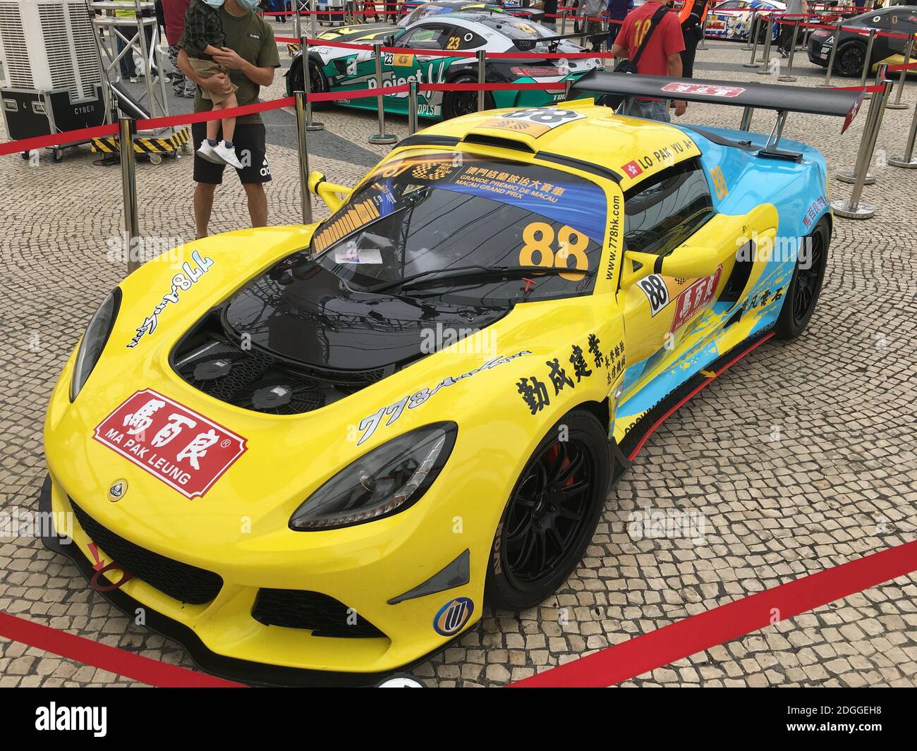 People appreciate the racing cars presented at the 2020 Macau Grand ...