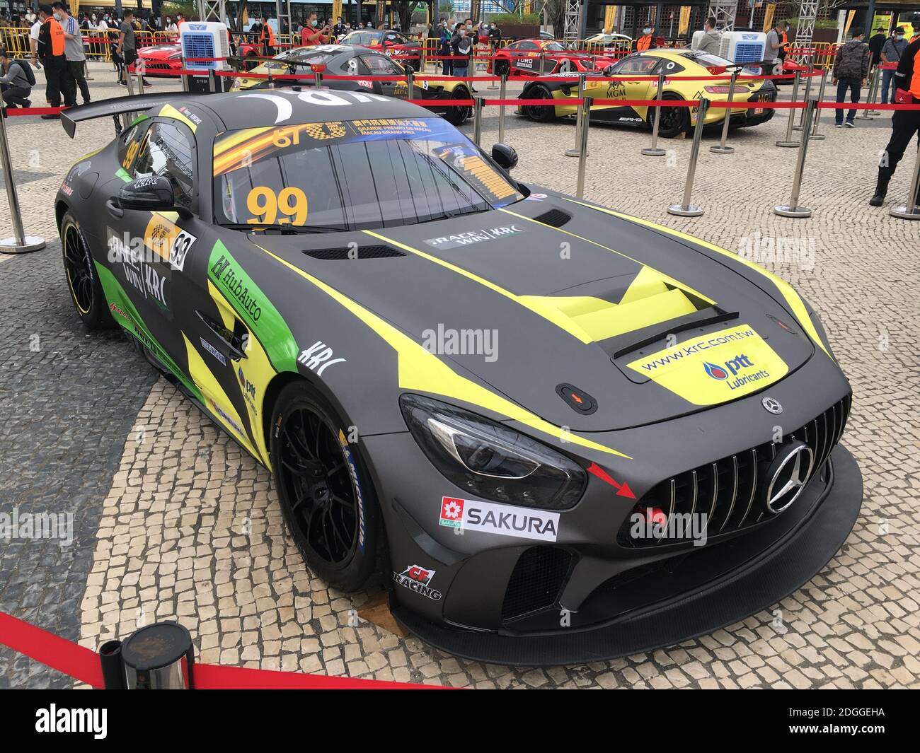 People appreciate the racing cars presented at the 2020 Macau Grand ...