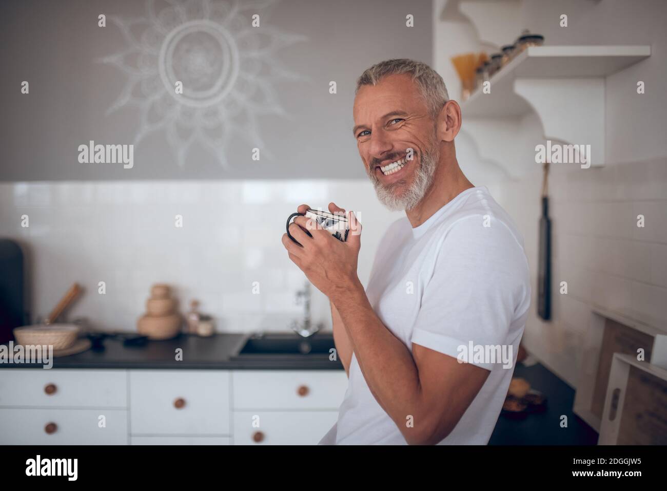 Tall man holding hi-res stock photography and images - Alamy