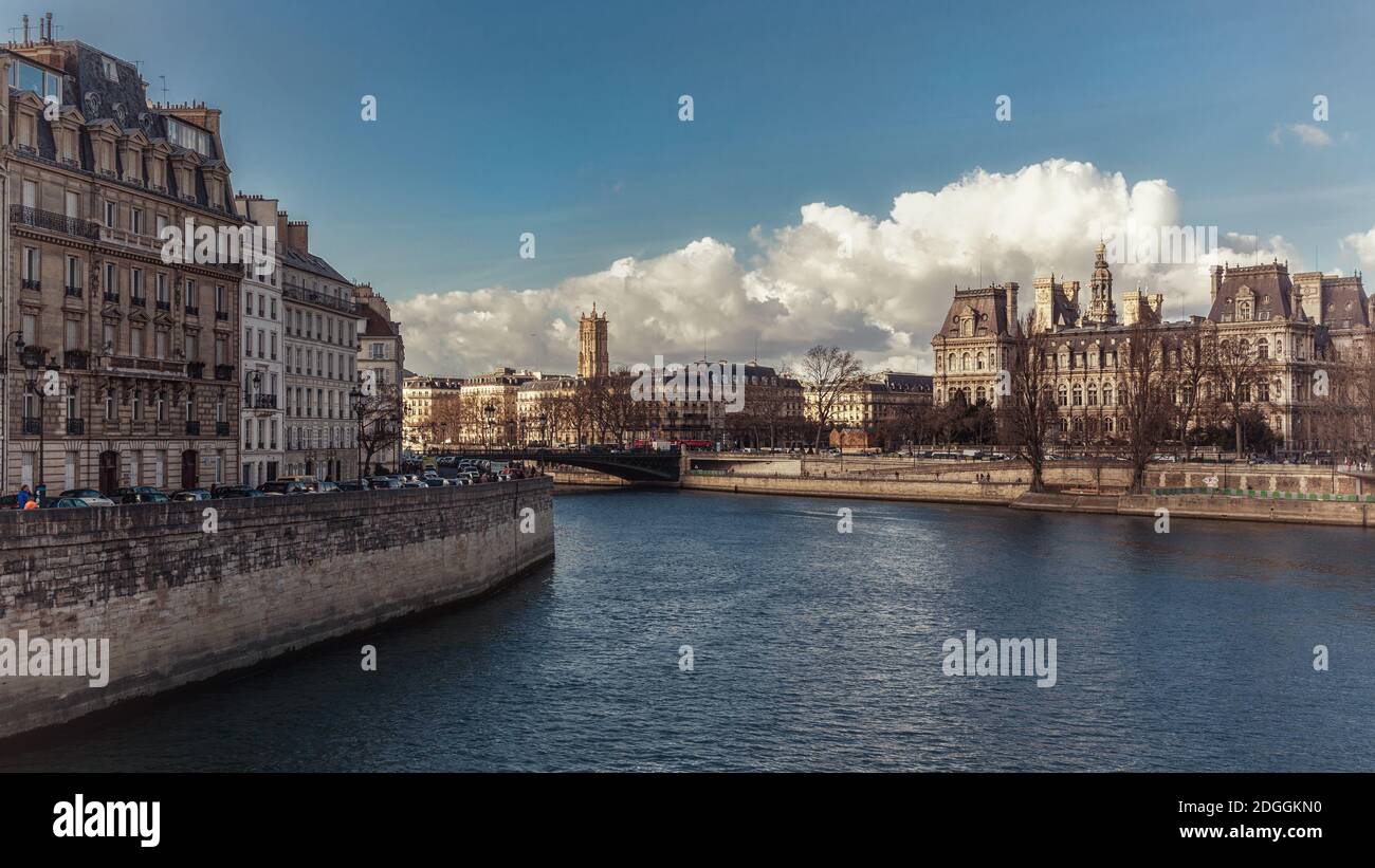 River shot of paris hi-res stock photography and images - Alamy
