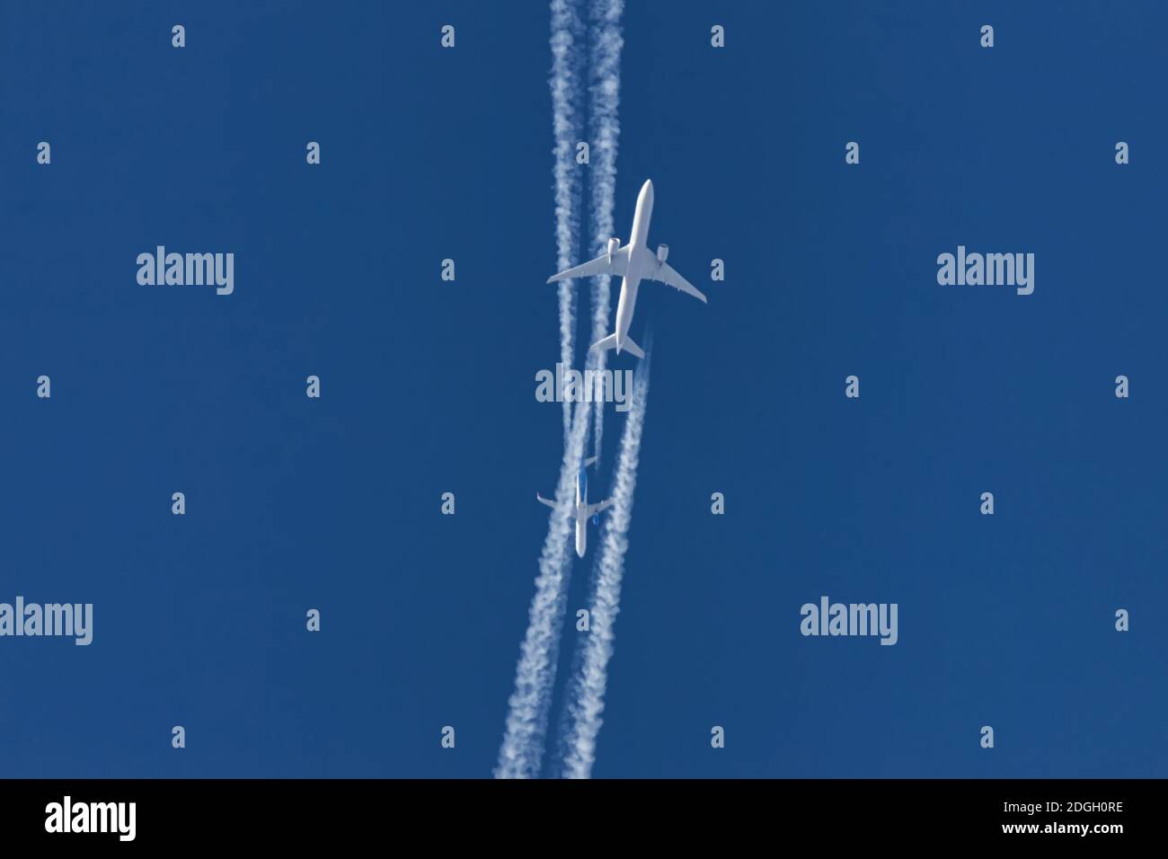 Two planes in the sky hi-res stock photography and images - Alamy