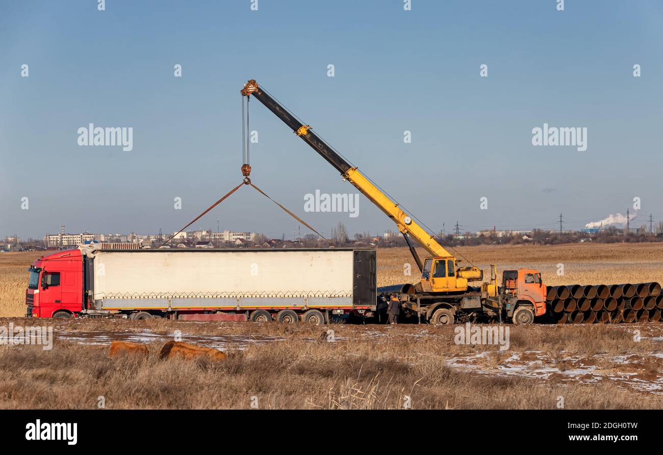 Crane lifting pipes hi-res stock photography and images - Alamy