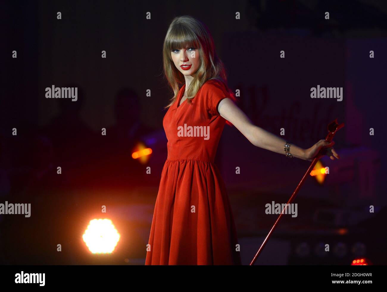 Taylor swift full body hi-res stock photography and images - Alamy