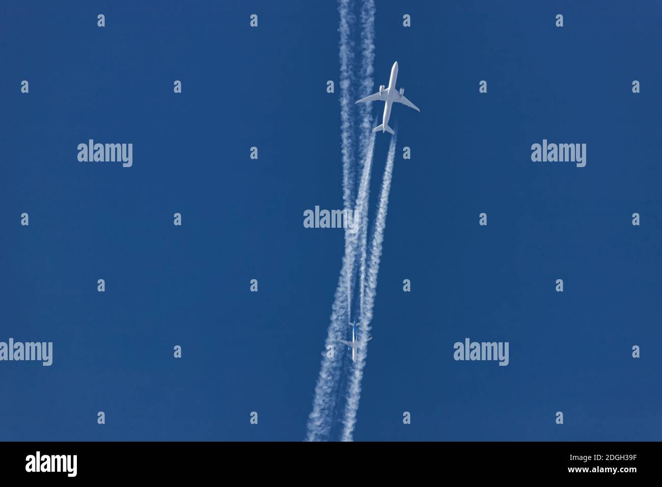 Opposite engine airplane hi-res stock photography and images - Alamy