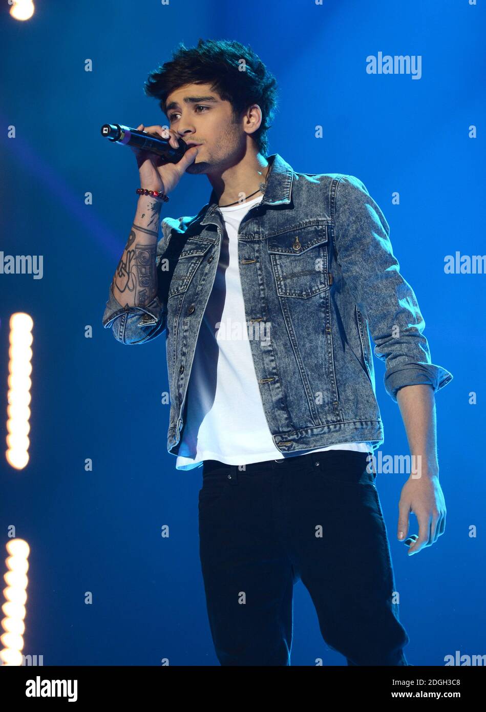 Zayn Malik Singing On Stage