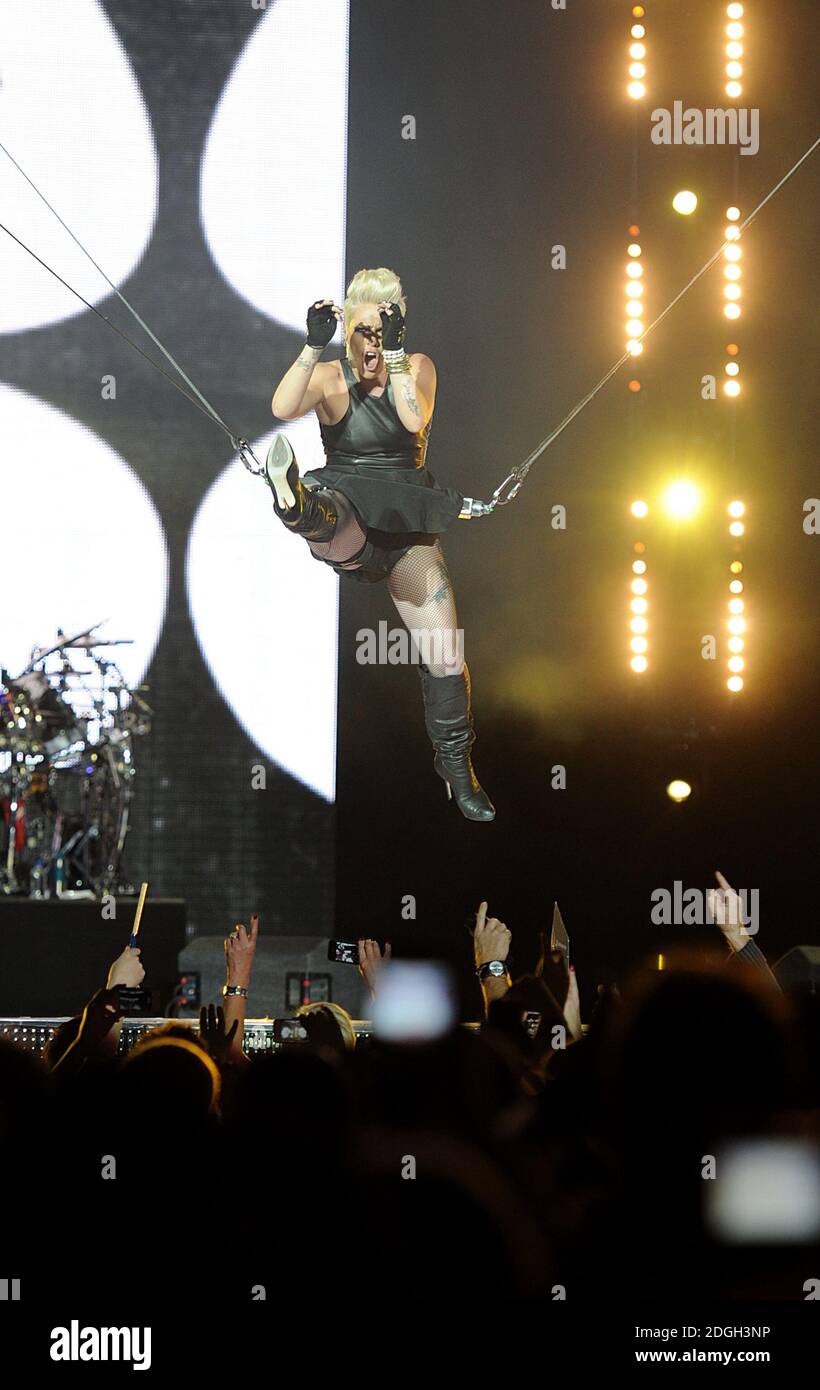 Pink on stage hi-res stock photography and images - Alamy