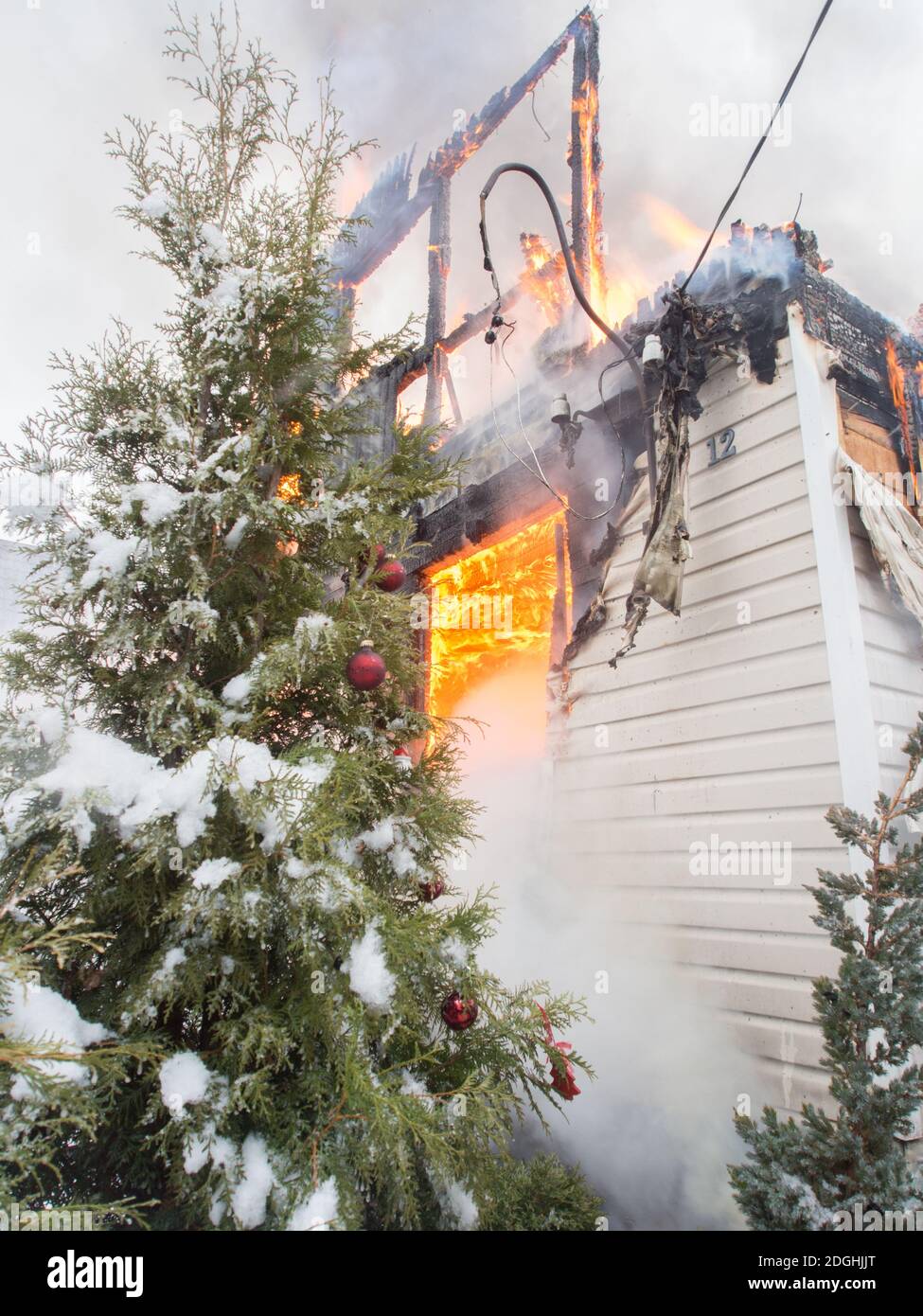 A fire destroys a country house.A massive fire engulfed a country ...