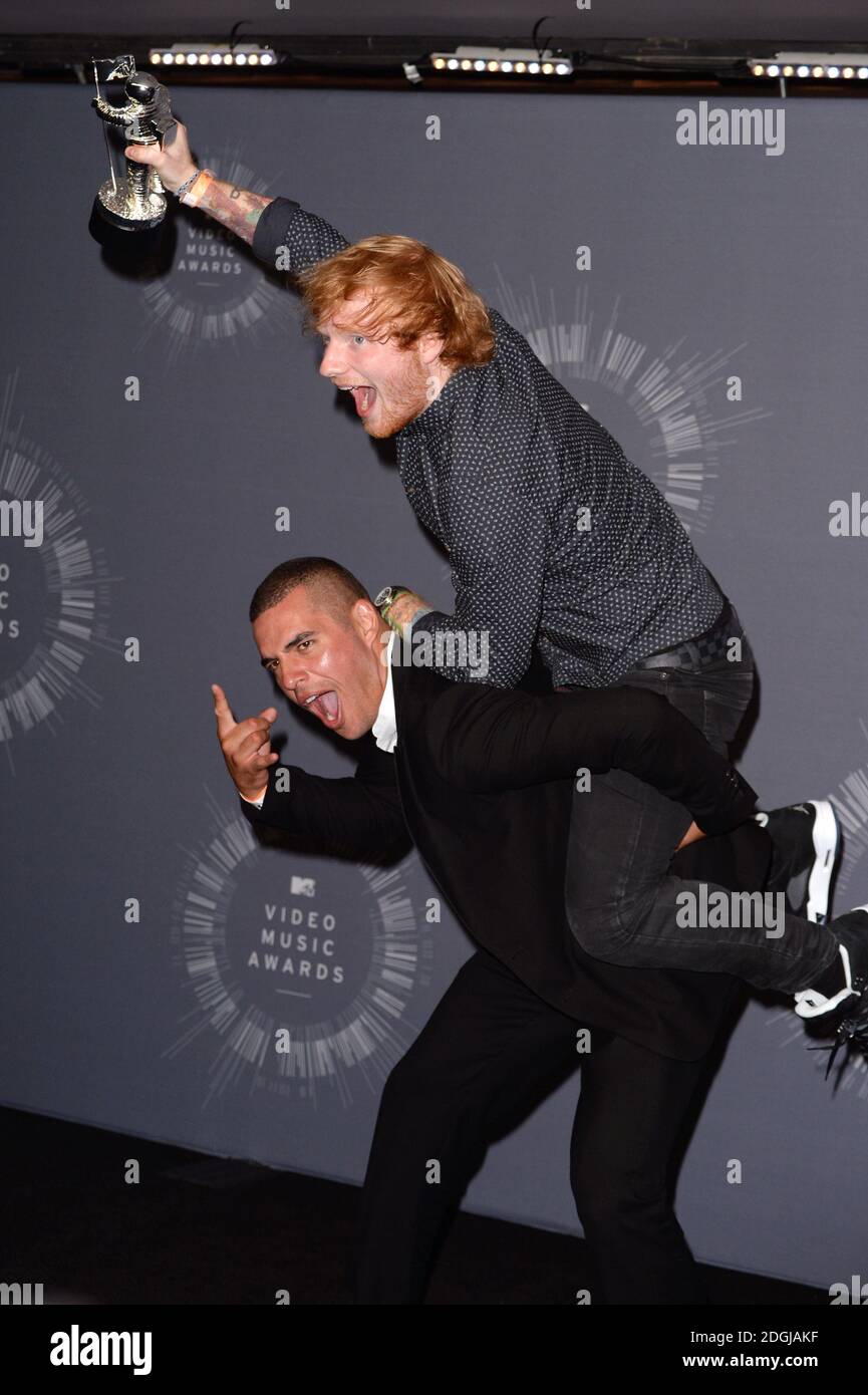 Ed Sheeran and Emil Nava backstage in the MTV Video Music Awards 2014 ...