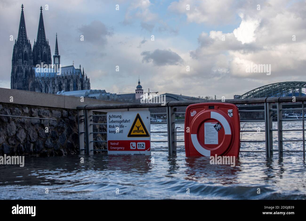 Flood gate bridge hi-res stock photography and images - Alamy