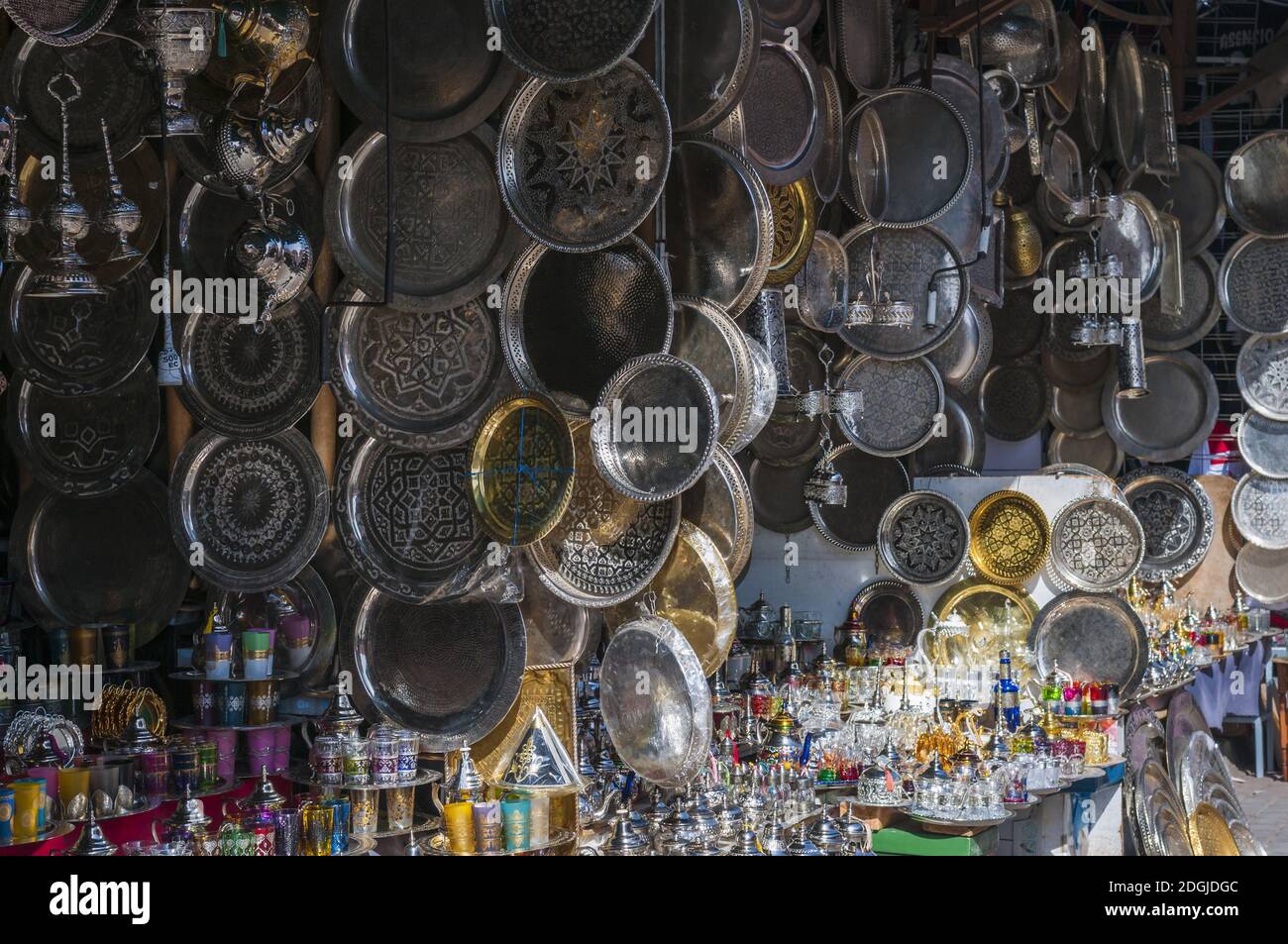 Oriental trays and souvenirs in a souk Stock Photo - Alamy