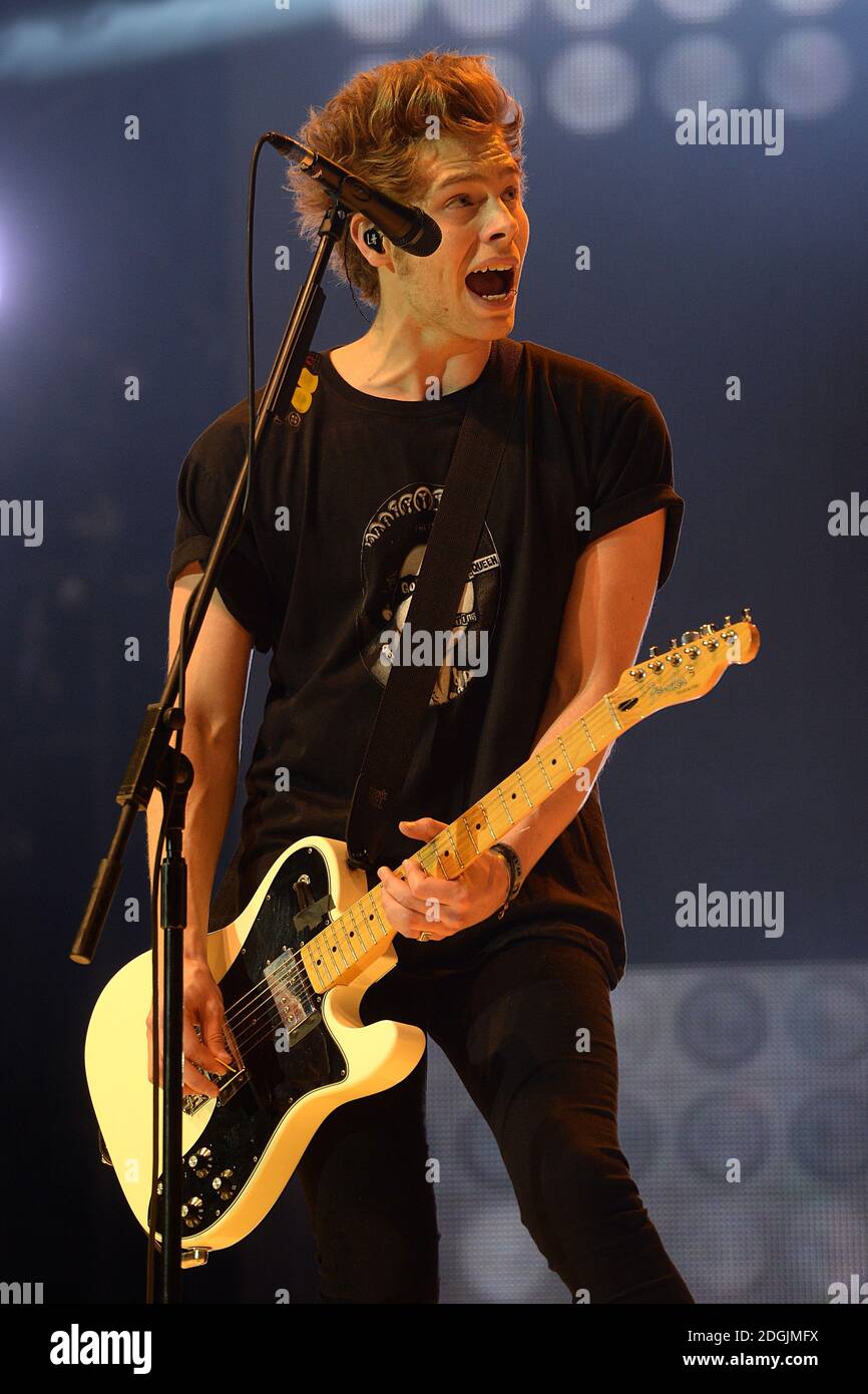 Luke hemmings 5 seconds summer on stage hi-res stock photography and ...