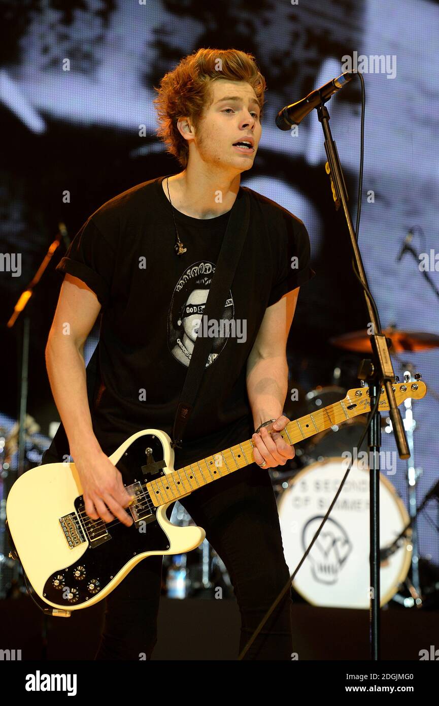 Luke hemmings 5 seconds summer on stage hi-res stock photography and ...