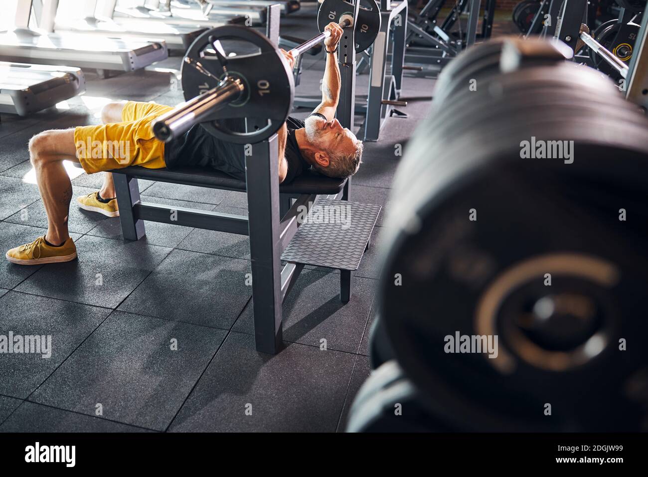 Bodybuilder doing an upper body weight training exercise Stock Photo ...