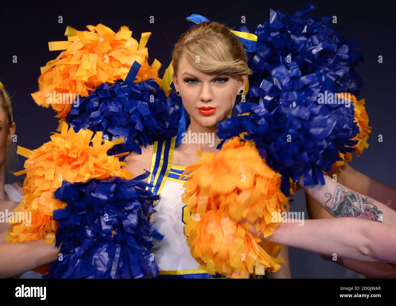 New wax figure of Taylor Swift 'shakes it off' on set with fans at ... New wax figure of Taylor Swift 'shakes it off' on set with fans at ...