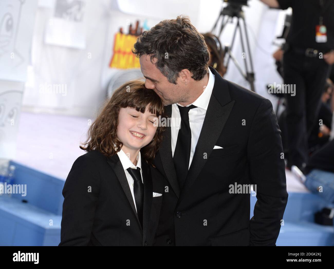 Mark Ruffalo and daughter Bella arriving at the 2015 MTV Movie Awards ...
