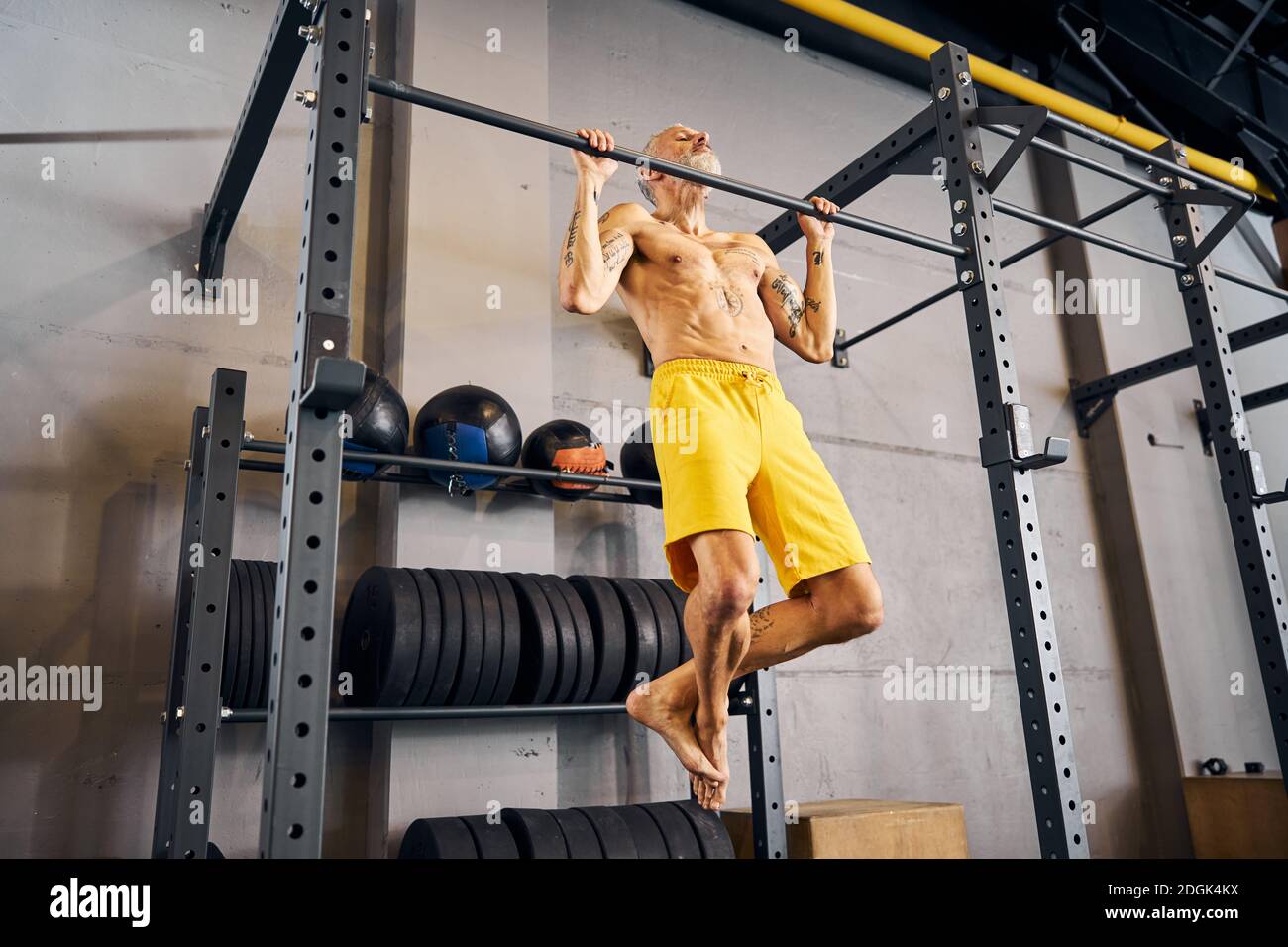 Male athlete doing pull-ups at the gym Stock Photo - Alamy