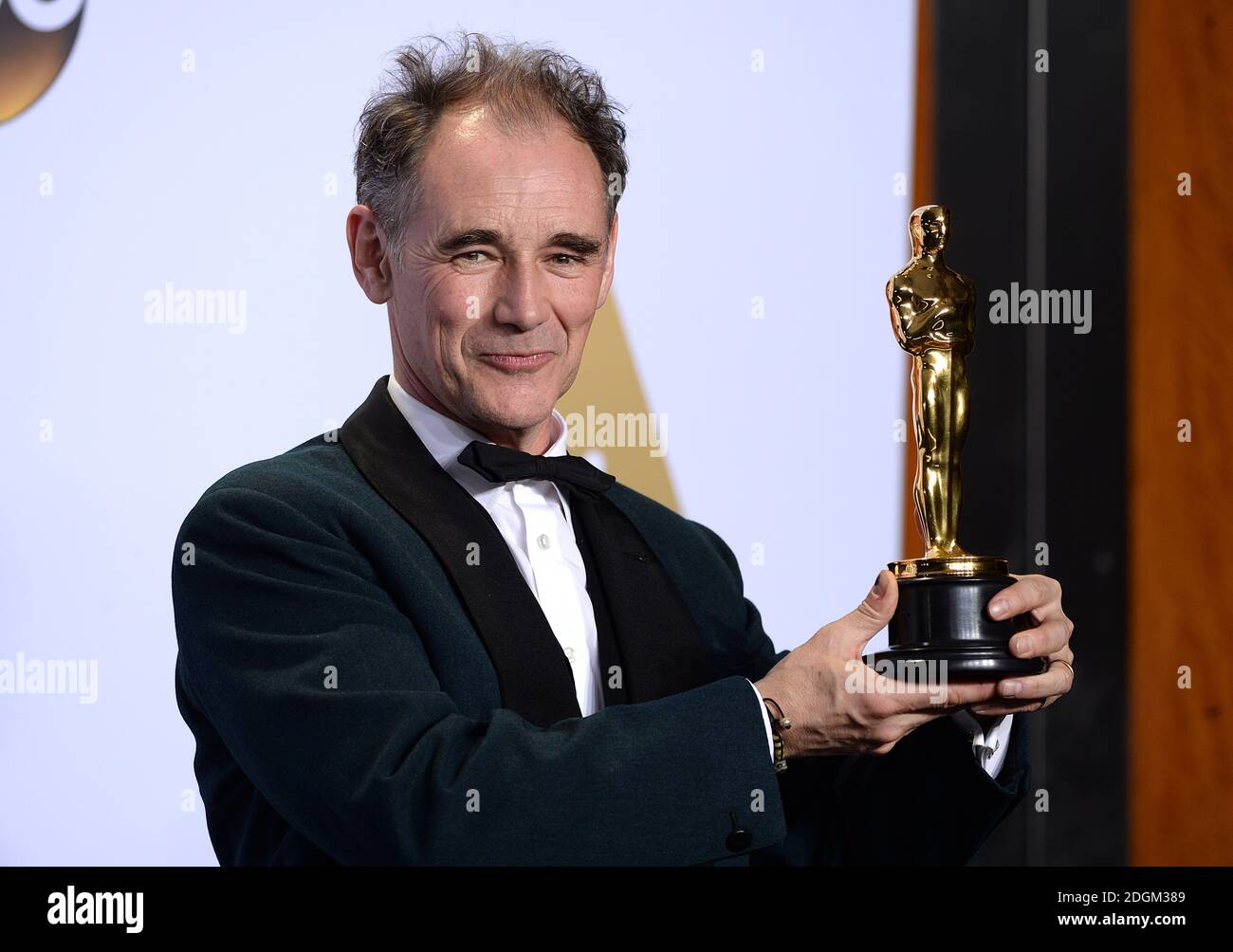 Mark Rylance with the Oscar for Best Supporting Actor, Bridge of Spies ...