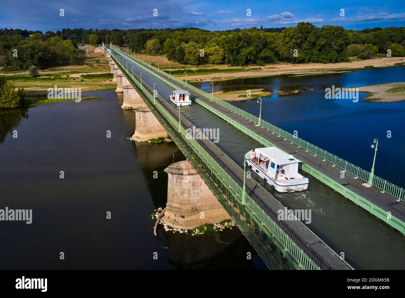 France, Loiret (45), Briare, Briare canal bridge built by Gustave ...