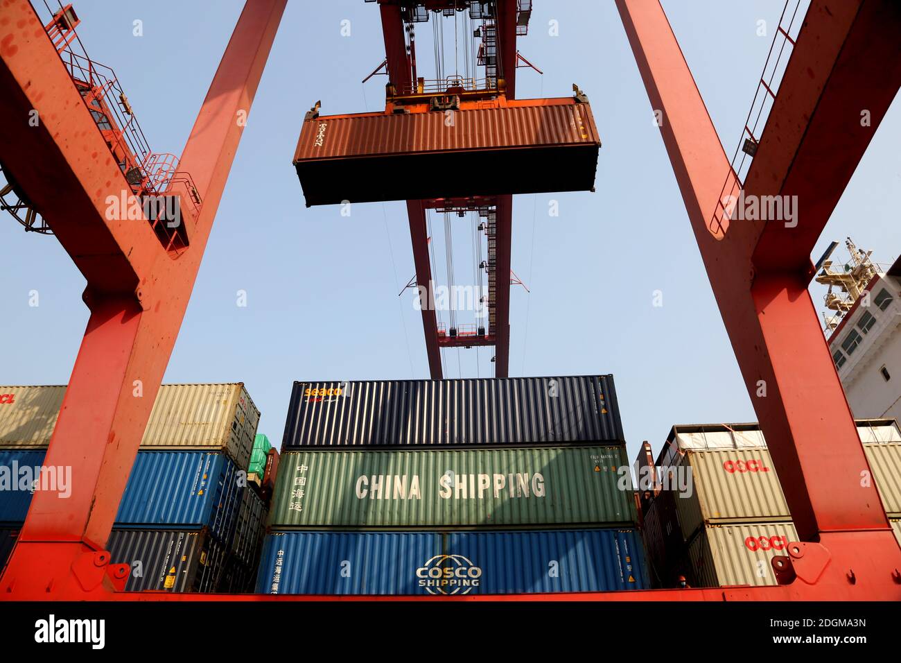Cranes lift and arrange various containers at the Lianyungang Port ...