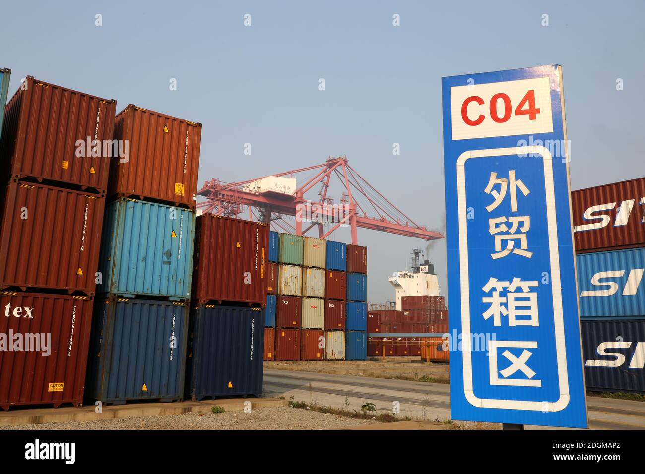 Cranes lift and arrange various containers at the Lianyungang Port ...