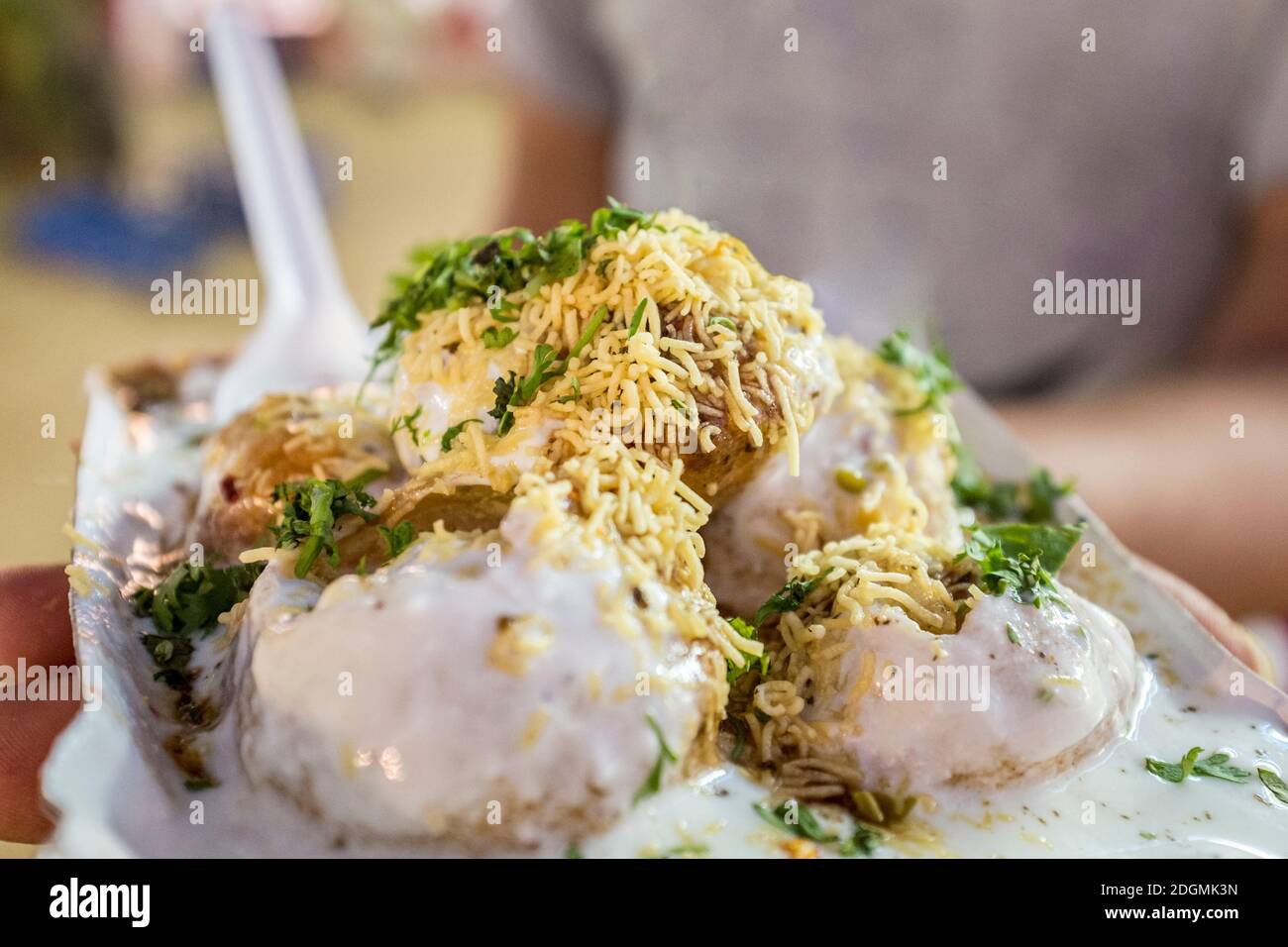 Dahi puri, as served by a vendor on Chowpatty beach in south Mumbai ...