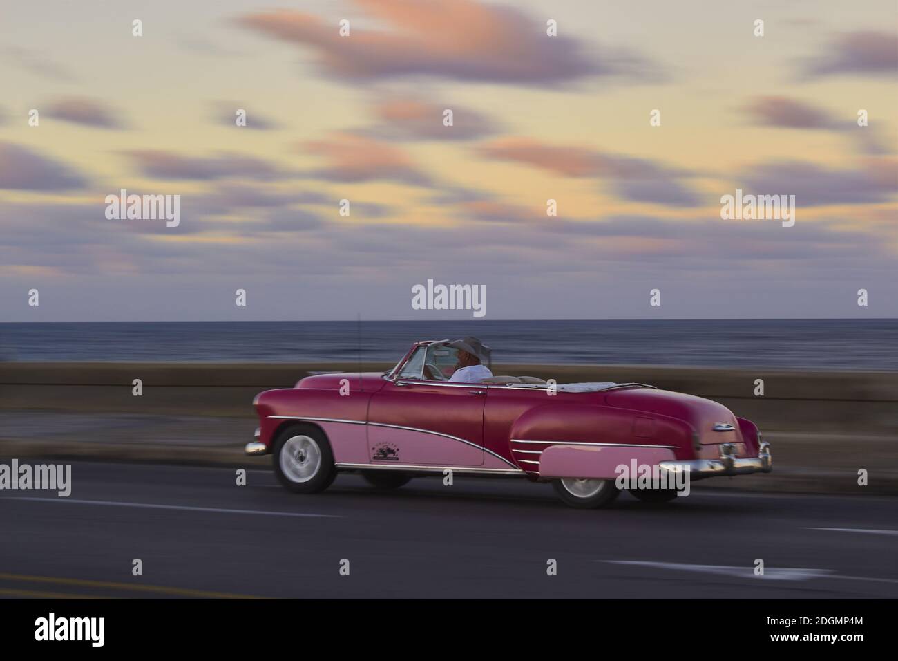 Persona conduciendo auto antiguo hi-res stock photography and images ...