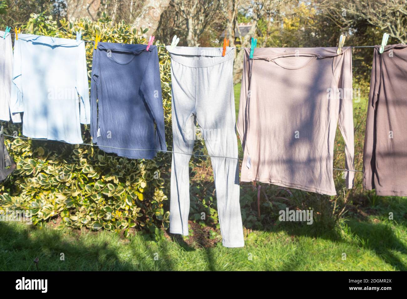 Washing line with clothes drying in a garden Stock Photo - Alamy