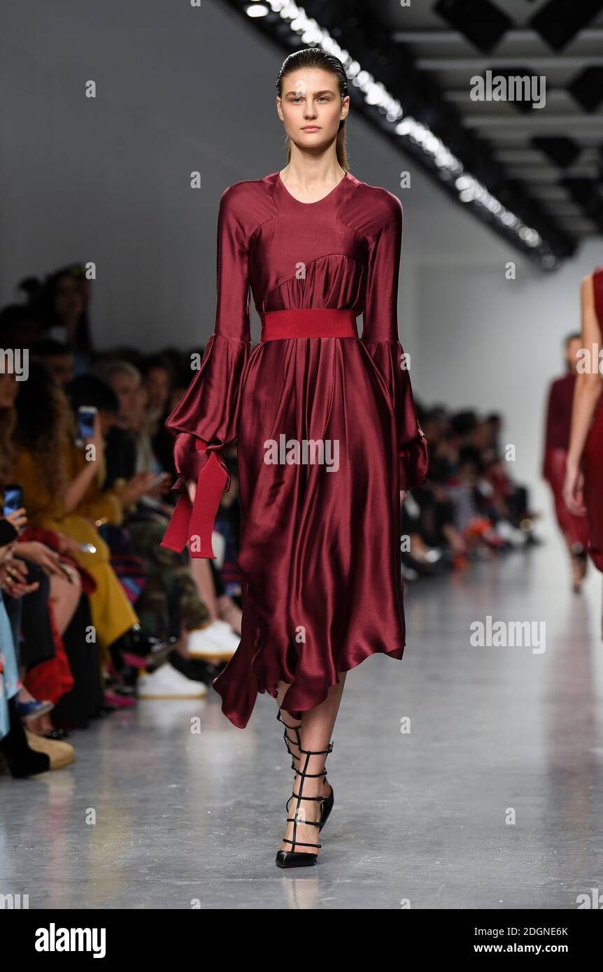 Red dress fashion show runway catwalk model modelling models hi-res ...