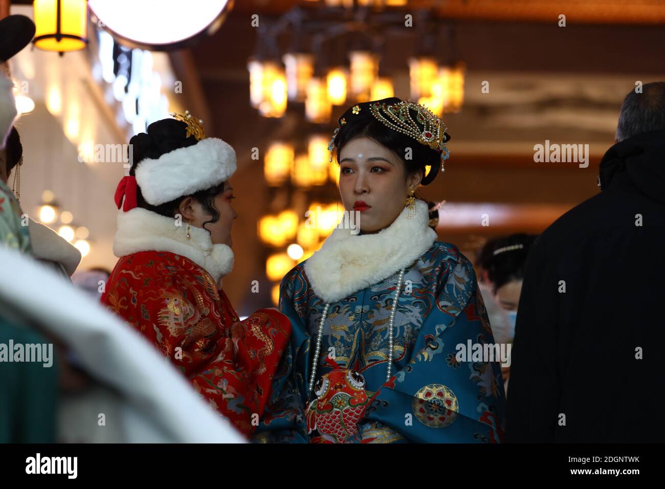 Despite the cold weather, hundreds of Hanfu enthusiasts wear Hanfu, a ...