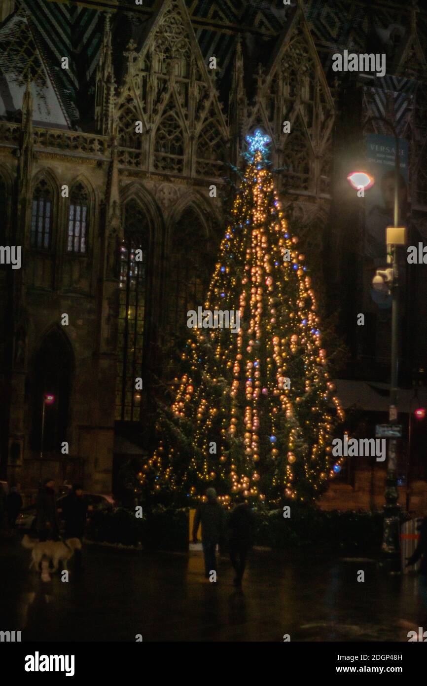 St stephens cathedral night vienna hi-res stock photography and images ...