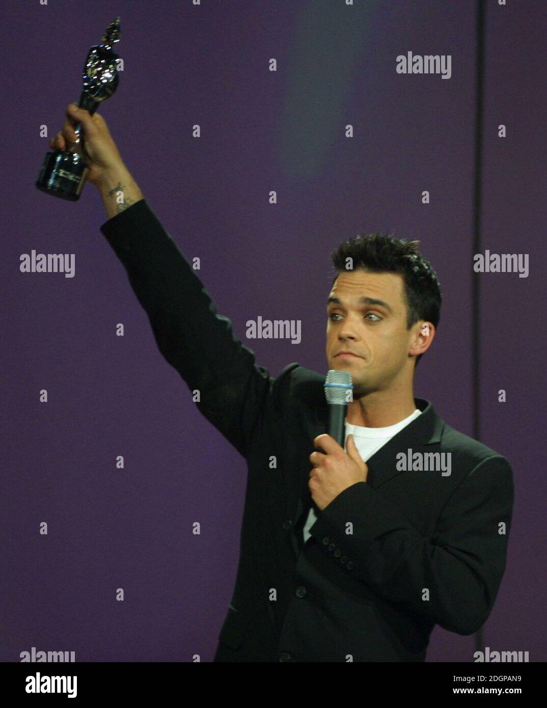 Robbie Williams at the Brit Awards 2001, in London Stock Photo - Alamy