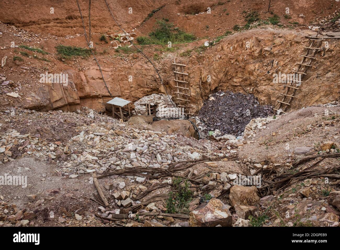 Artisanal illegal mining in Uganda Stock Photo - Alamy