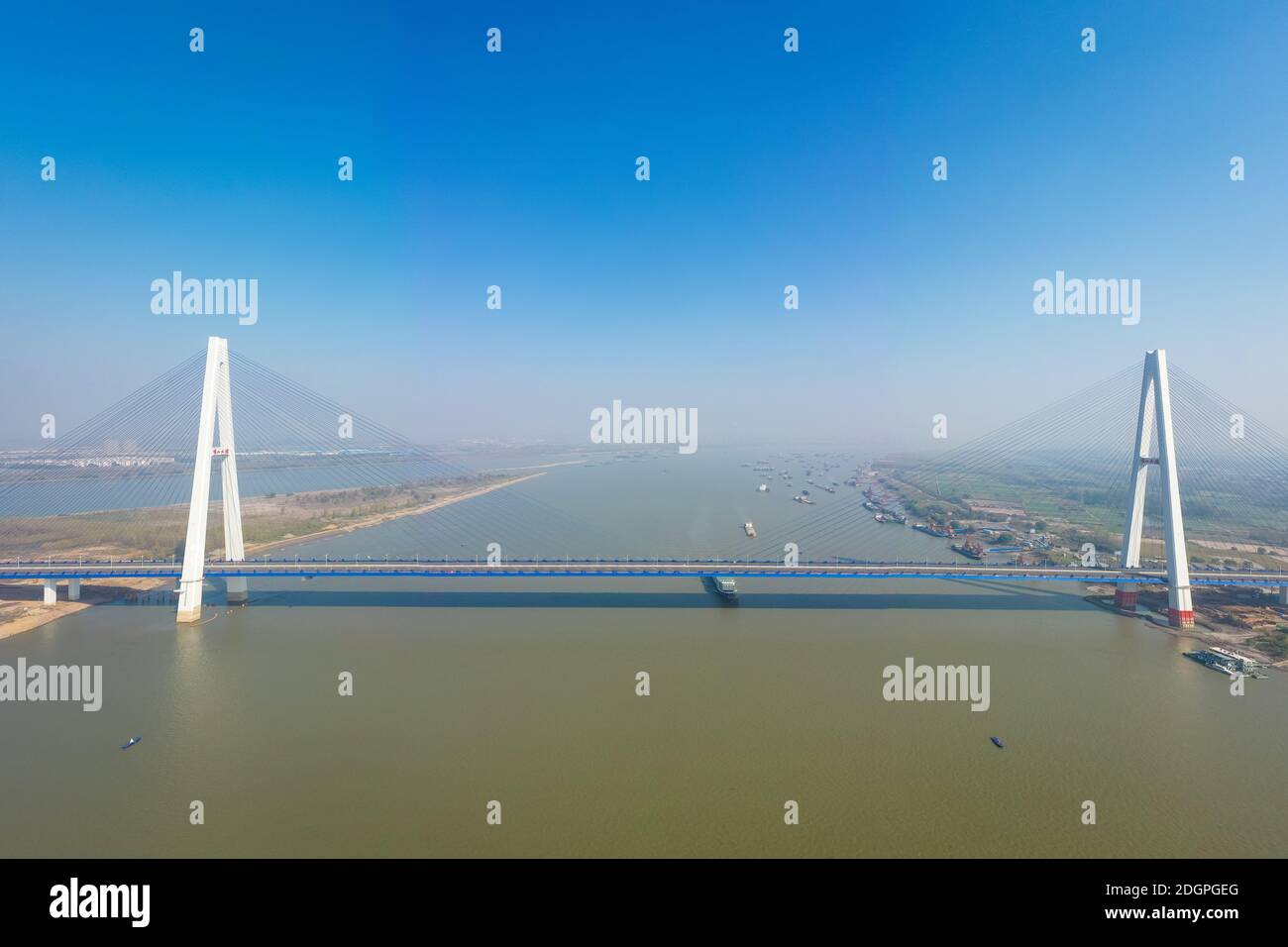 --FILE--As the 11th Yangtze River Bridge, the Qingshan Yangtze River ...