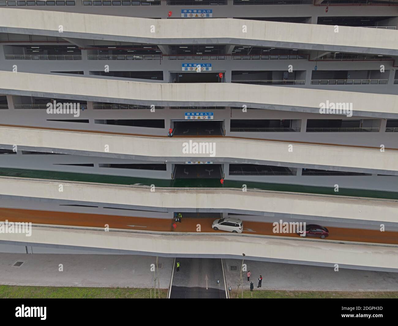 A spiral parking lot with a total of 15 floors, which can accommodate ...