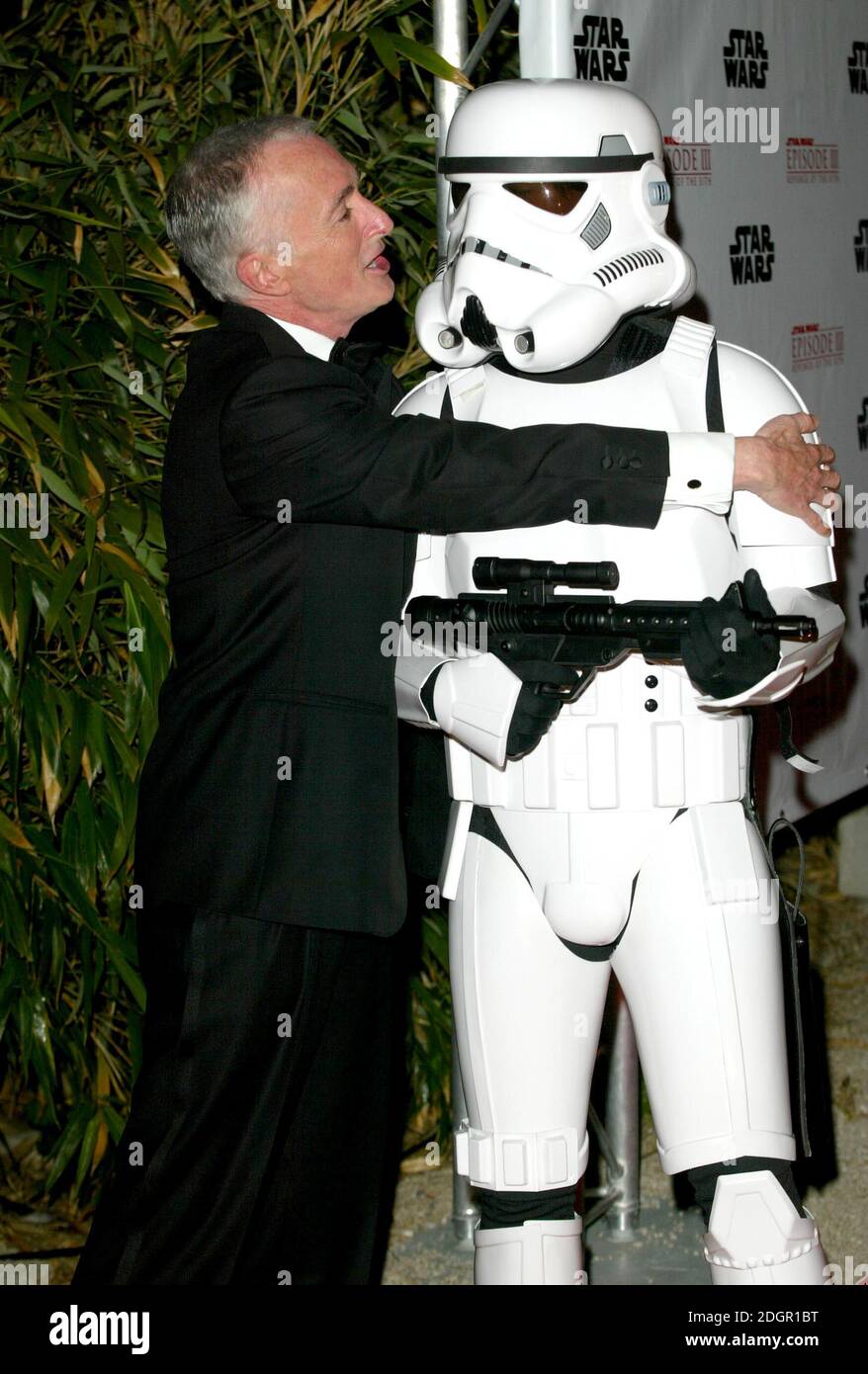 Anthony Daniels (c3po) arriving at the Star Wars, Revenge of the Sith ...