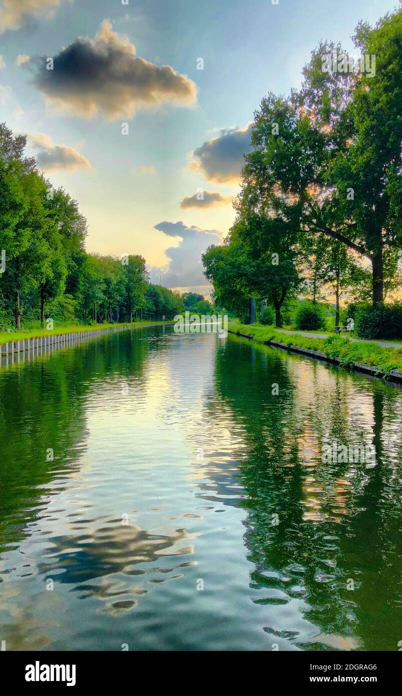 Horizon water dramatic hi-res stock photography and images - Alamy